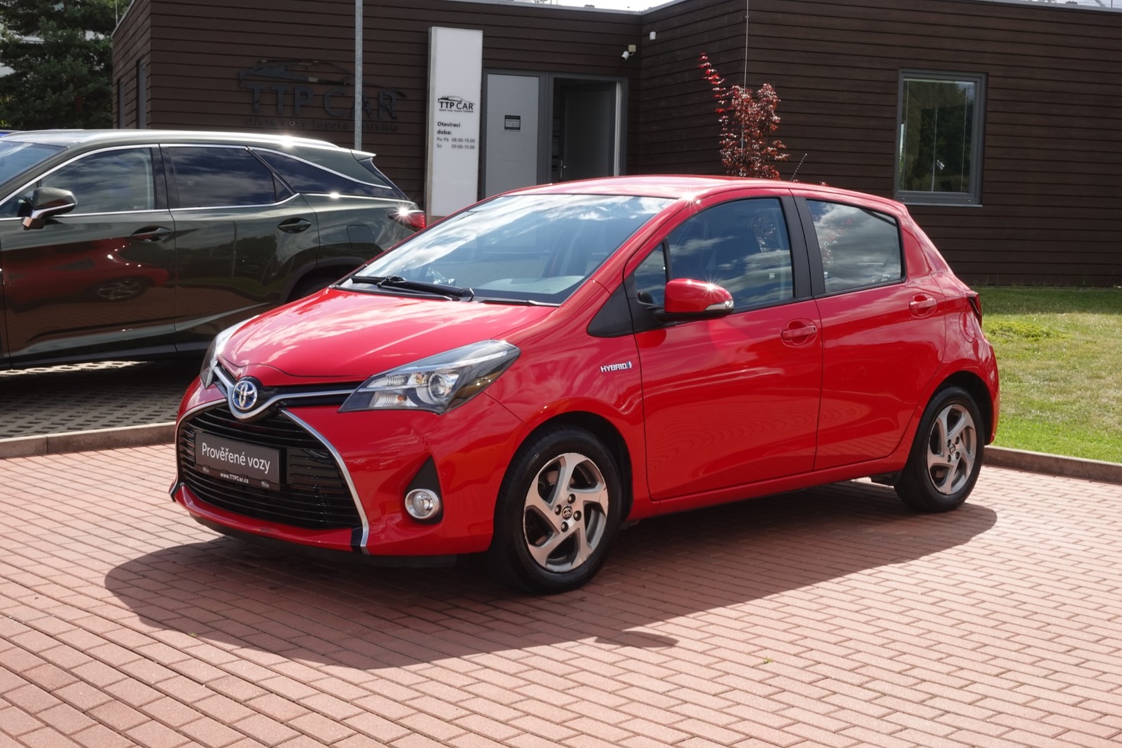 Nabídka vozu Toyota Yaris 1.5 Hybrid 2016 279 900 Kč Tsusho Praha ...